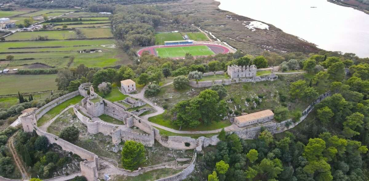 Το κάστρο της Βόνιτσας που «οχυρώθηκε»με φραγκοσυκιές, «μήλον της ...